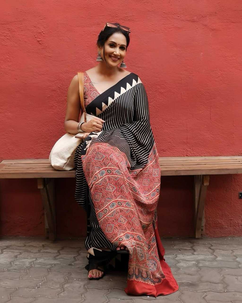 Black Japan Sartin Silk Saree With Printed Border – Kritvastra